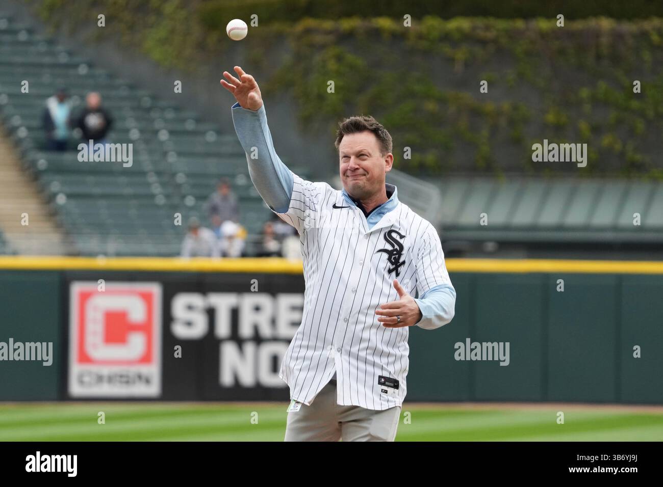 Former Chicago White Sox player Geoff Blum throws out a ceremonial ...