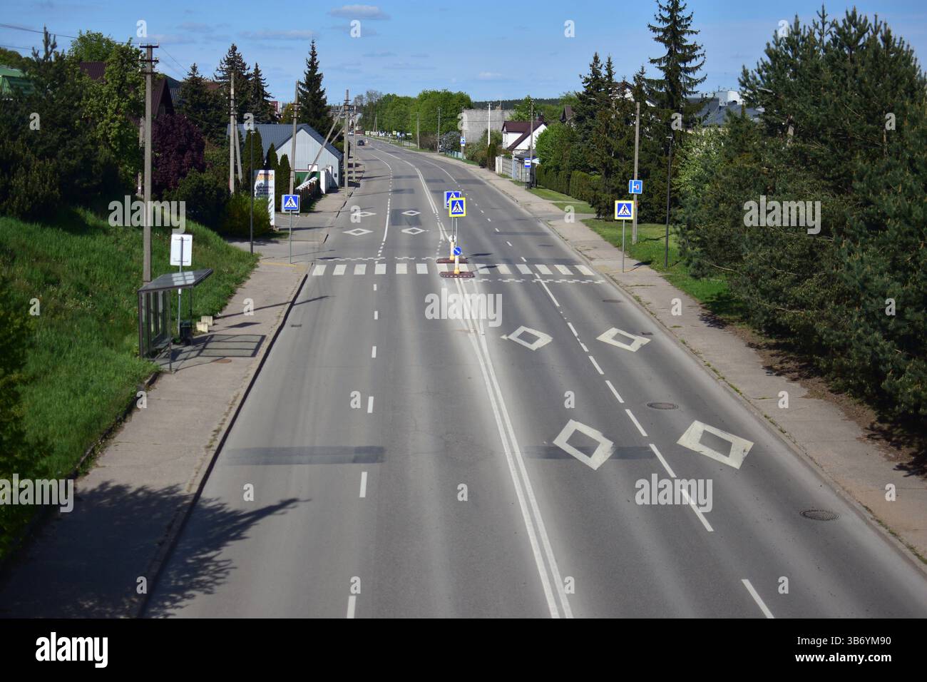 Four lane street pedestrians hi-res stock photography and images - Alamy