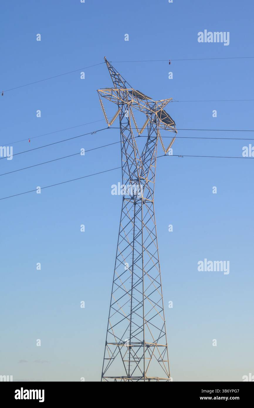 Electrical wiring tower to transport energy energy blackout Stock Photo ...