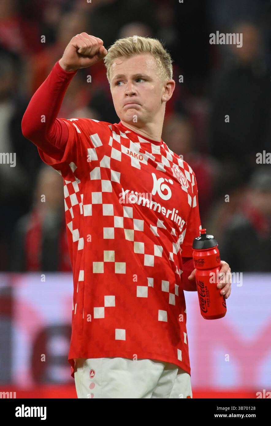 Mainz, Germany. 04th May, 2025. Soccer: Bundesliga, FSV Mainz 05 ...