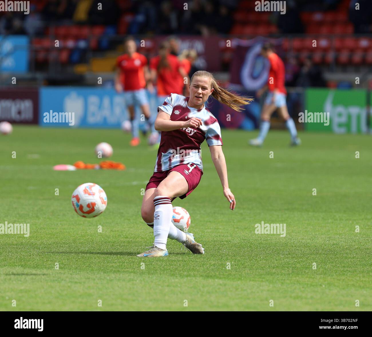Oona Siren (West Ham 4) ahead of the Women's Super League game between ...
