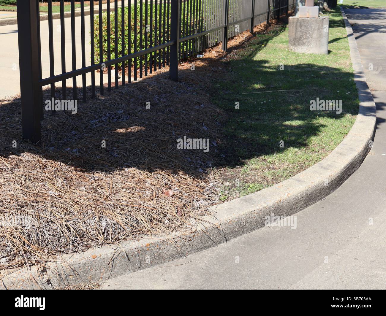 Curved concrete curb hi-res stock photography and images - Alamy