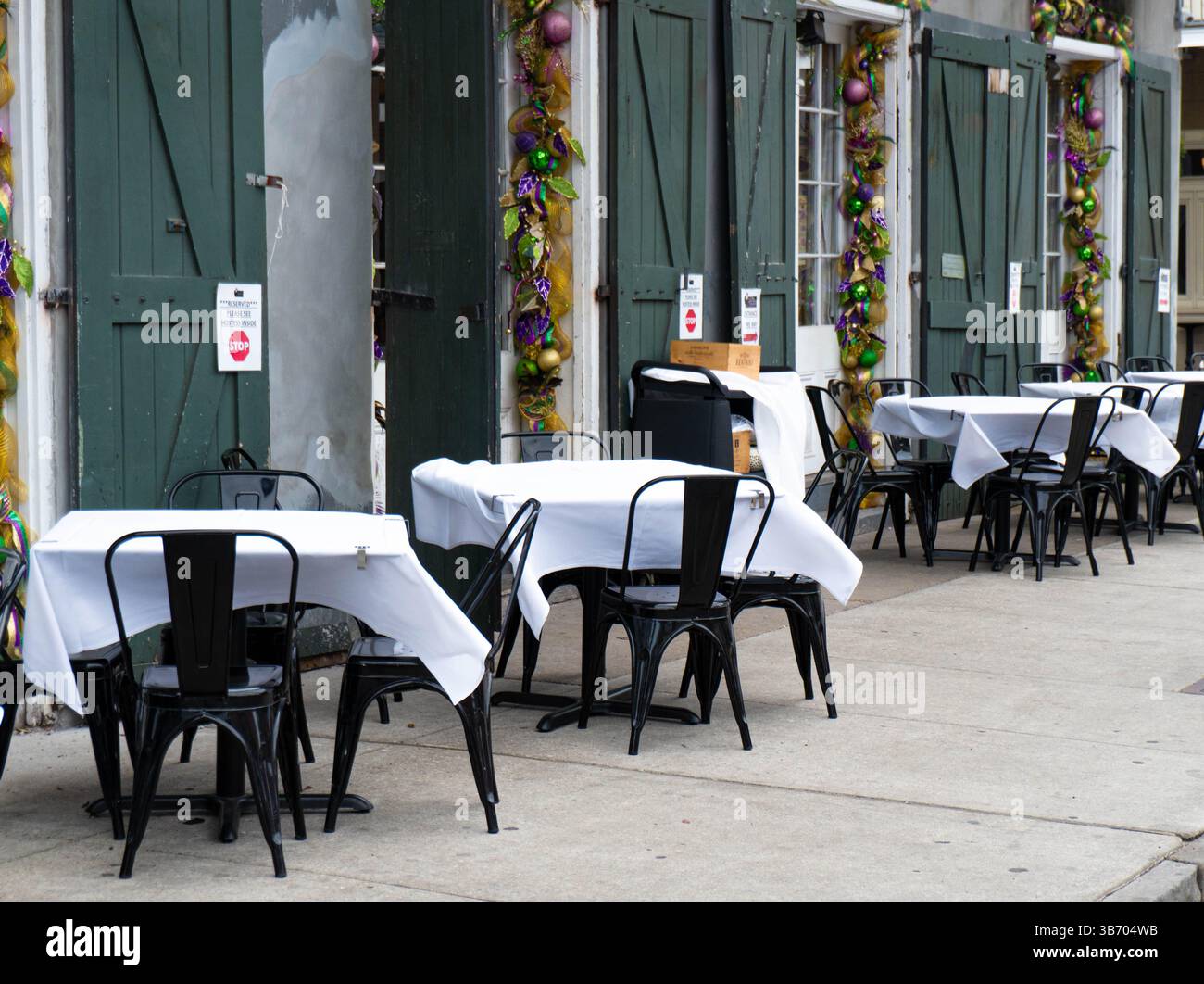 Empty sidewalk cafe restaurant hi-res stock photography and images - Alamy