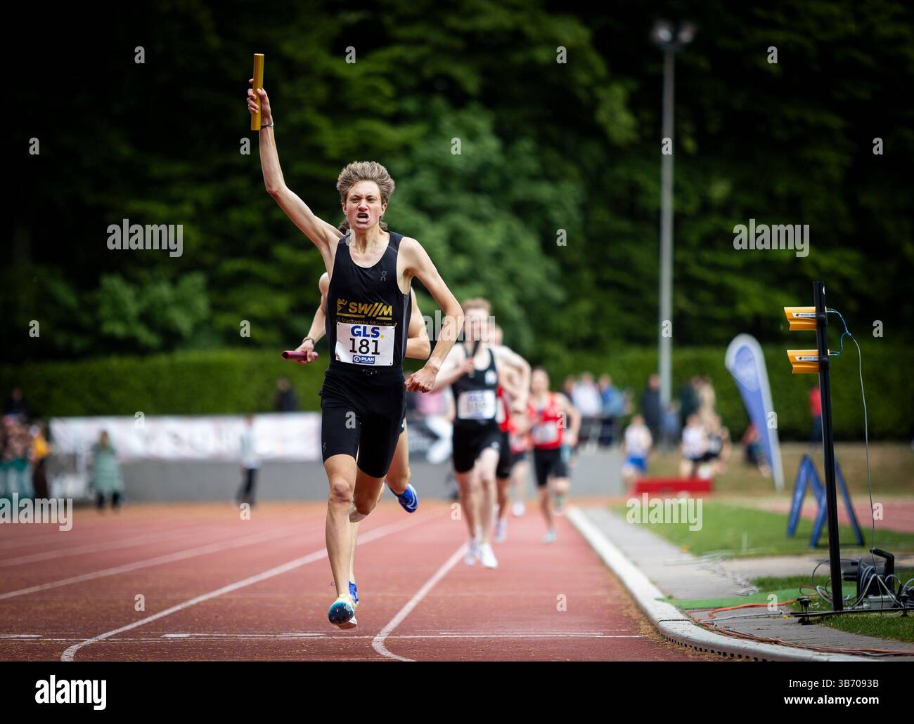 Zieljubel: Tobias Tent (LG Stadtwerke M?nchen) sichert sich als Schlussl?ufer mit der 3x1000m ...