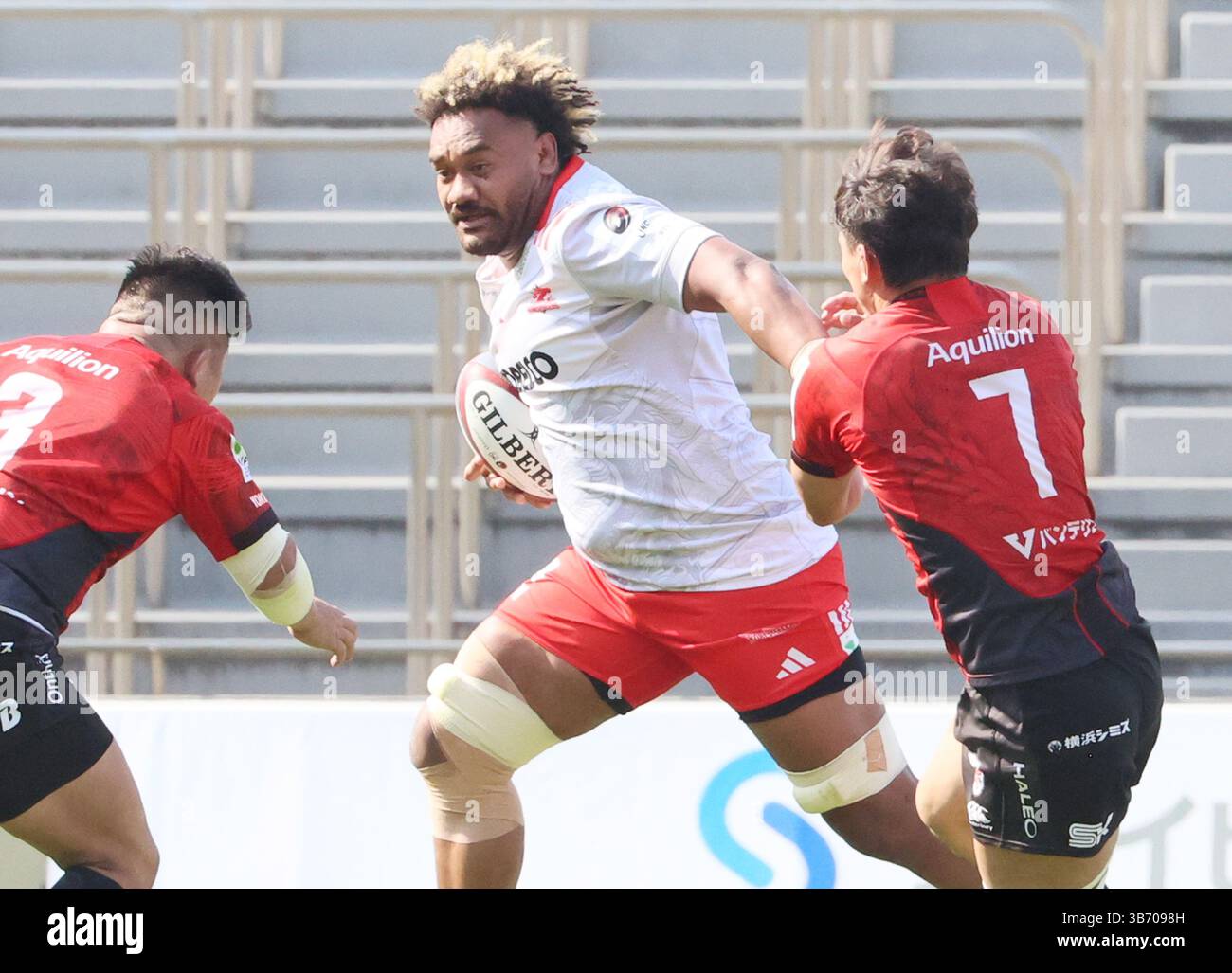 Tokyo, Japan. 4th May, 2025. Kobelco Kobe Steelers lock Waisake ...