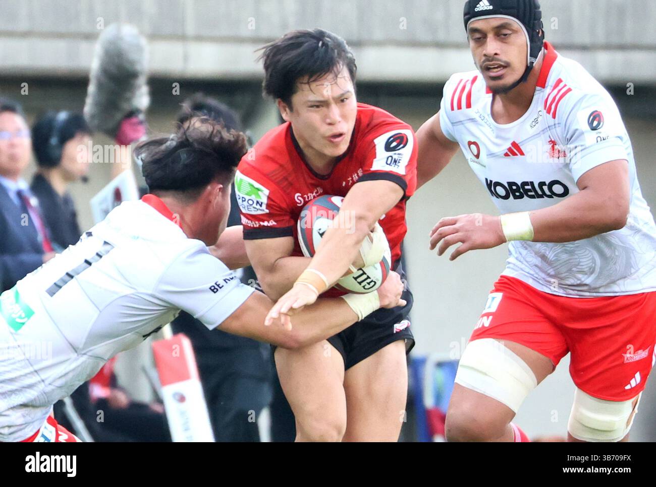 Tokyo, Japan. 4th May, 2025. Yokohama Canon Eagles wing Kippei Ishida carries the ball during a ...