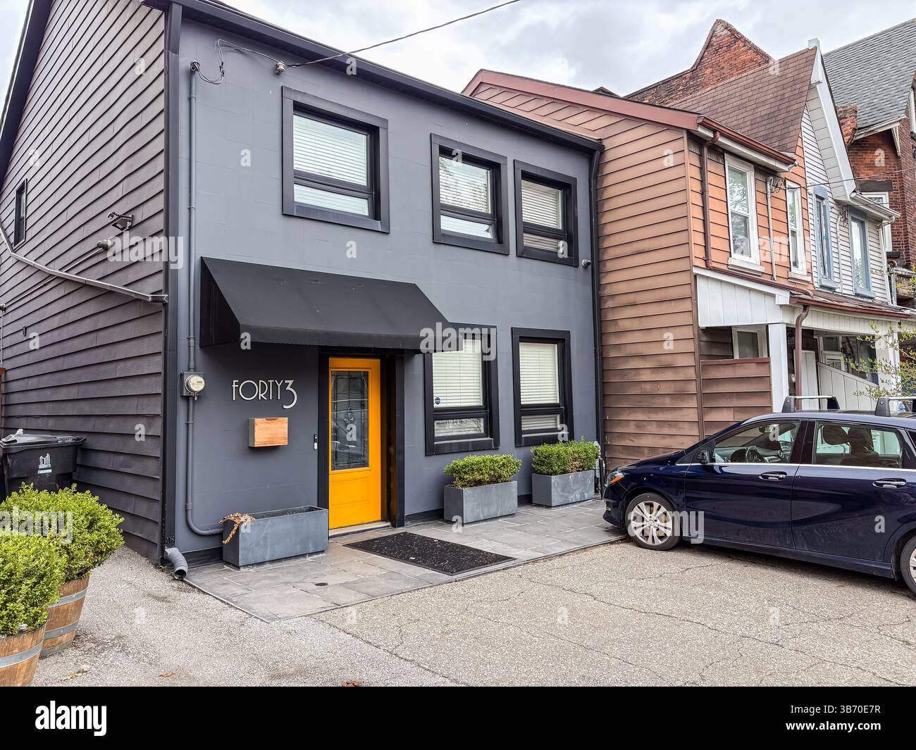 Adjacent older building hi-res stock photography and images - Alamy