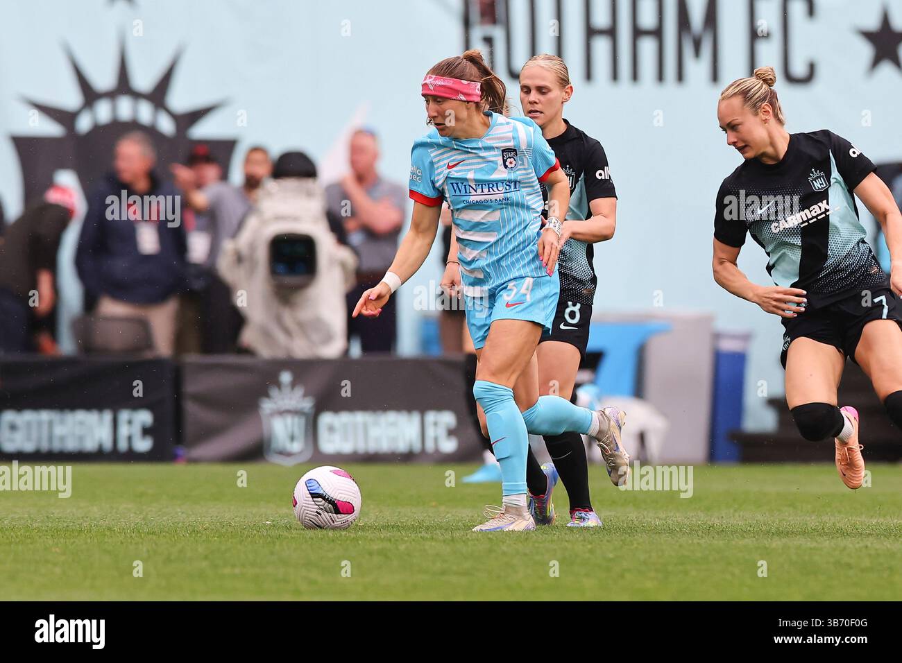 HARRISON, NJ - MAY 04: Ally Schlegel #34 of Chicago Stars FC controls ...