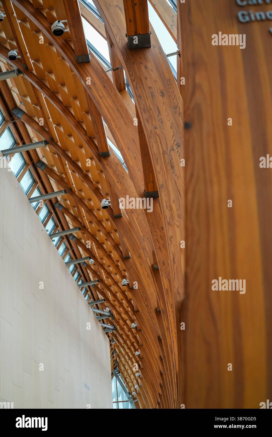 Curved beams hi-res stock photography and images - Alamy