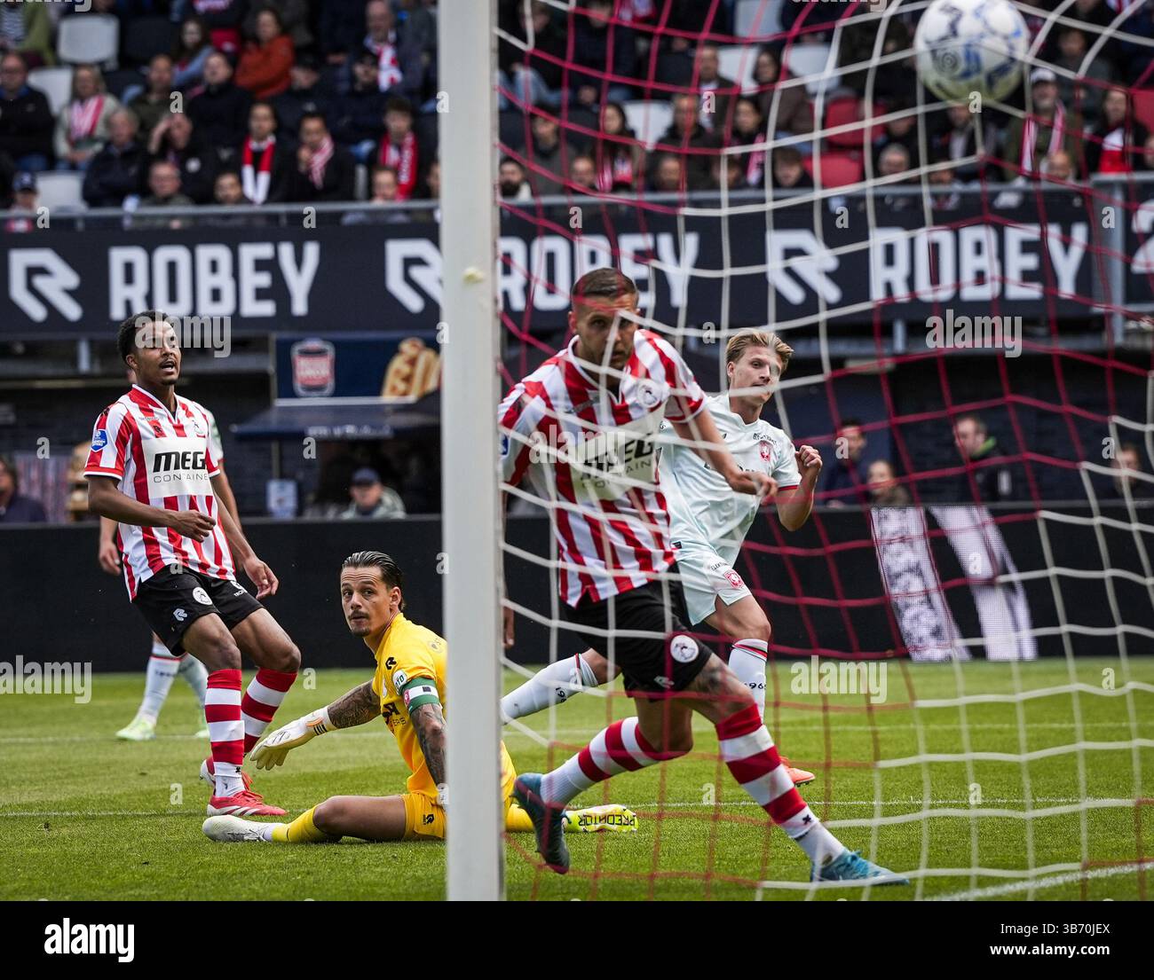 ROTTERDAM - Sem Steijn of FC Twente scores the 0-2 during the Dutch ...