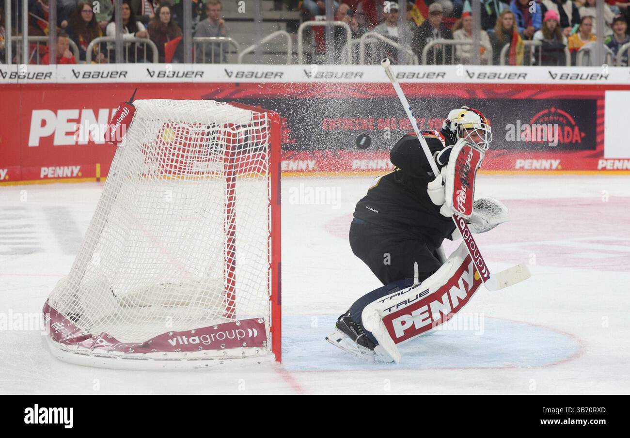 Duesseldorf, Deutschland. 04th May, 2025. v.l. Mathias Niederberger ...
