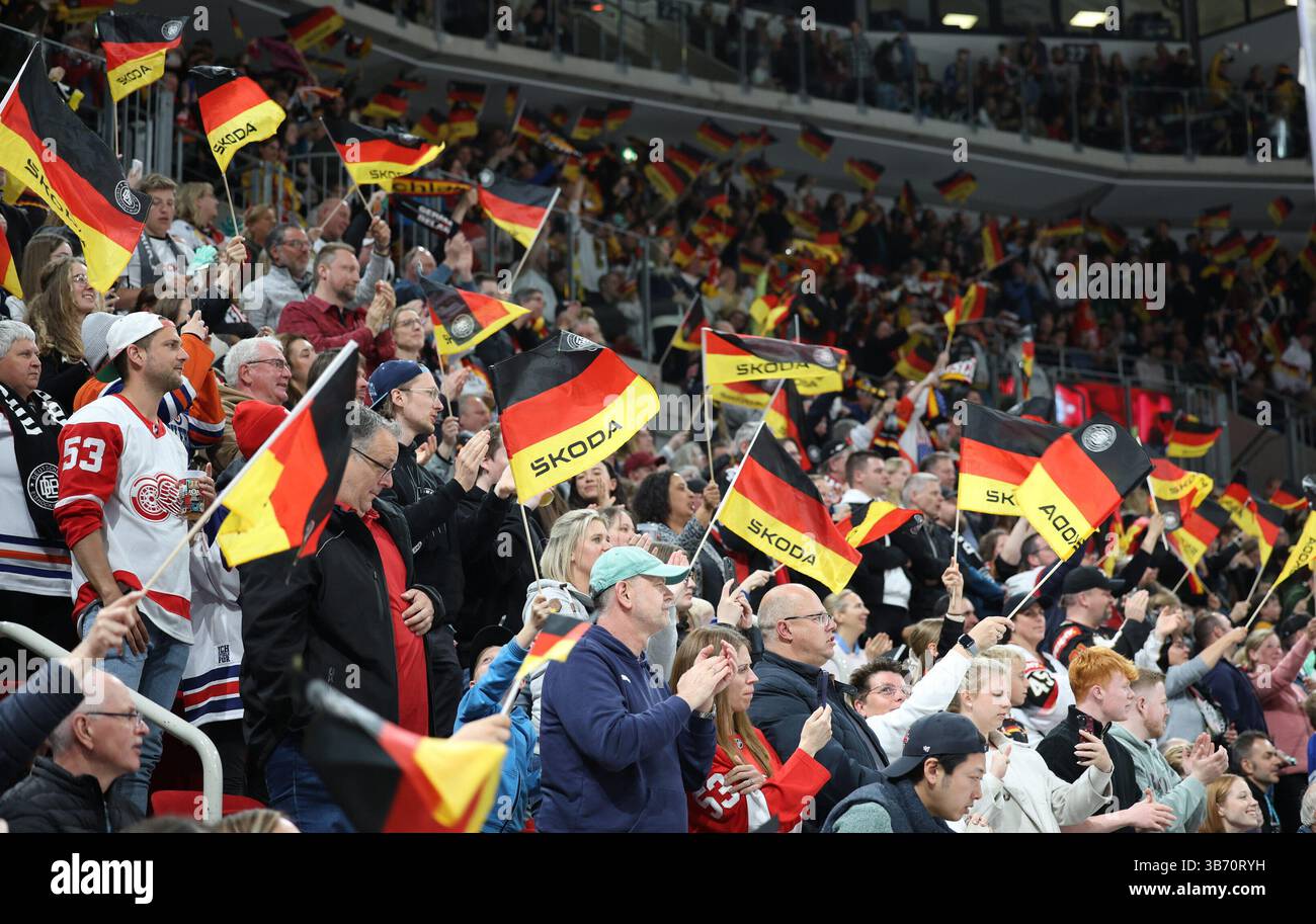 Duesseldorf, Deutschland. 04th May, 2025. v.l. Fans Jubeln nach ...