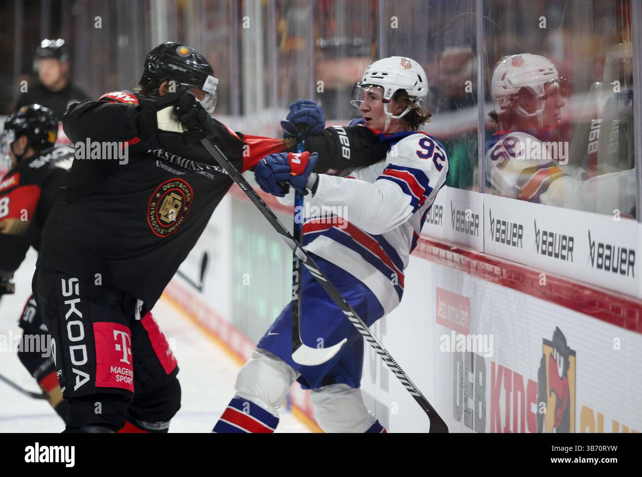 v.l. Korbinian Geibel (DEB #11), Logan Cooley (USA #92) Deutschland vs ...