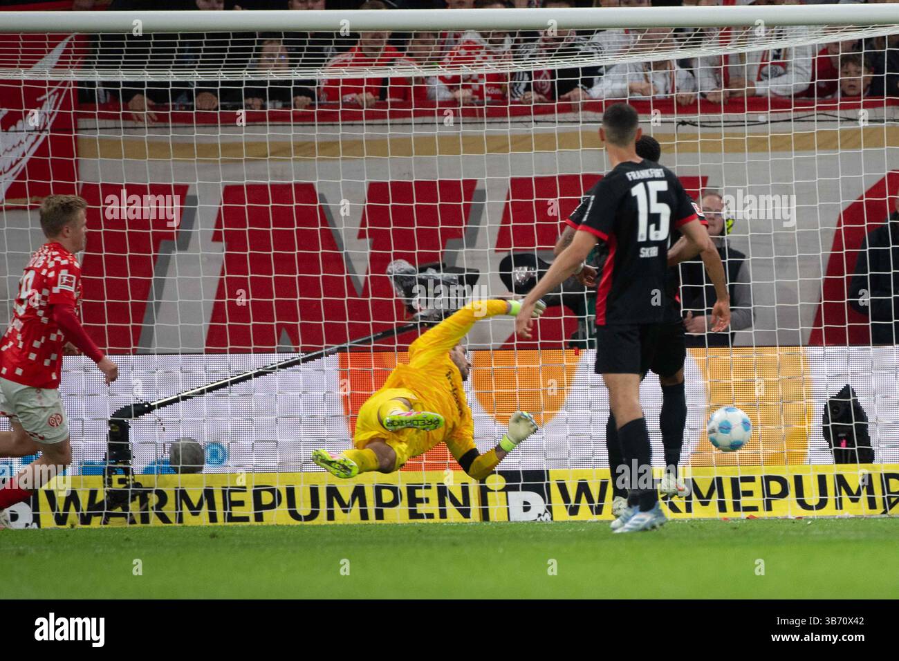 Mainz, Deutschland. 04th May, 2025. Jonathan BURKARDT (MZ) scores the goal to make it 1-1 versus ...