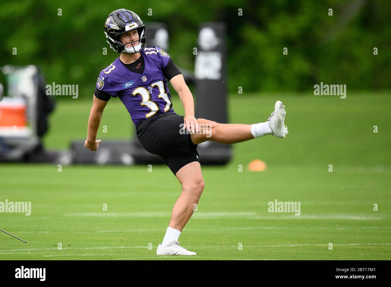 Baltimore Ravens place kicker Tyler Loop (33) works out during NFL ...