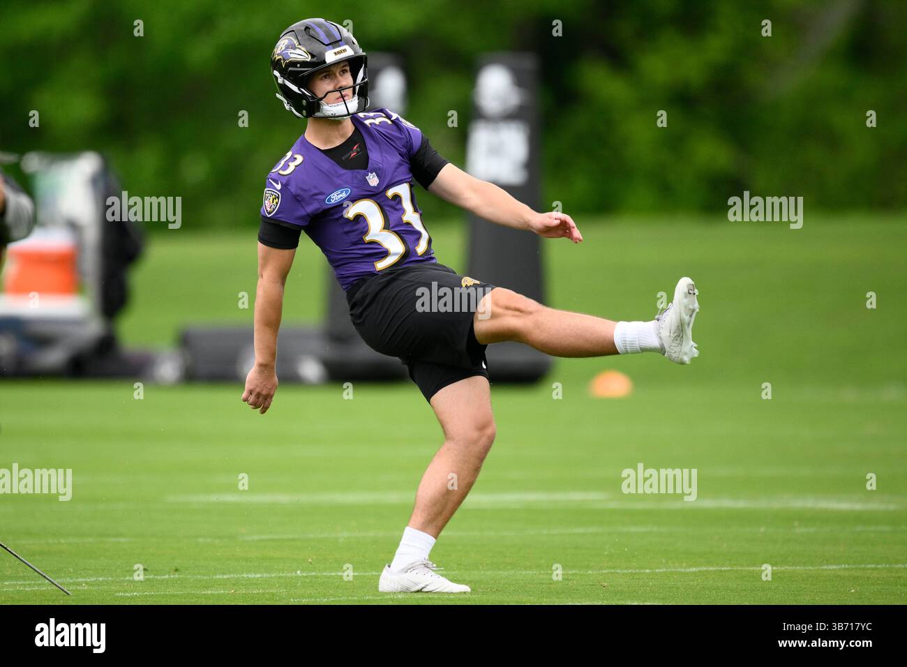Baltimore Ravens place kicker Tyler Loop (33) works out during NFL ...
