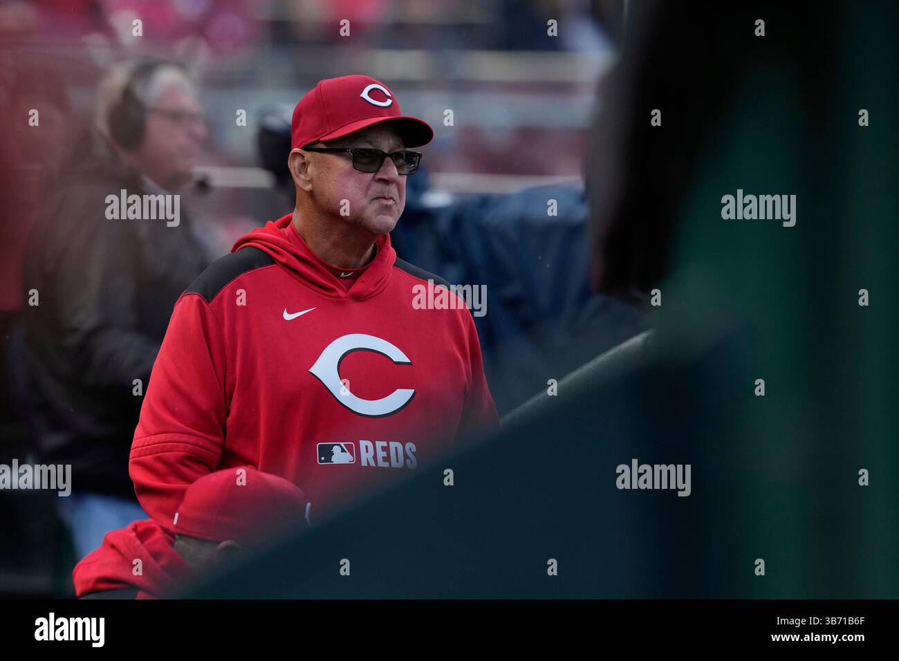 Cincinnati Reds manager Terry Francona looks out from the dugout during ...