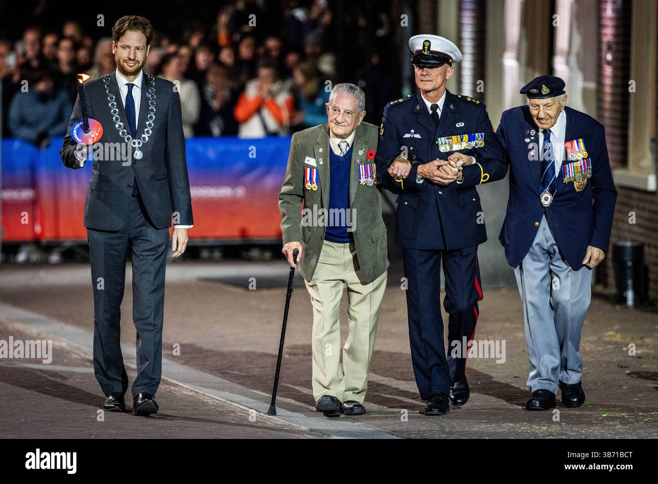 WAGENINGEN - Veterans Mervyn Kersh (100) from the United Kingdom and ...