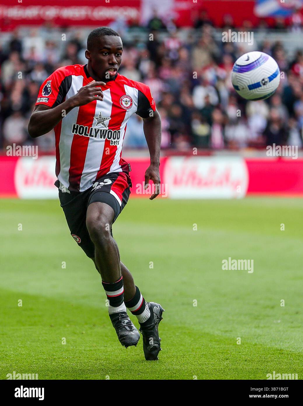 London, UK. 04th May, 2025. Michael Kayode of Brentford runs with the ...