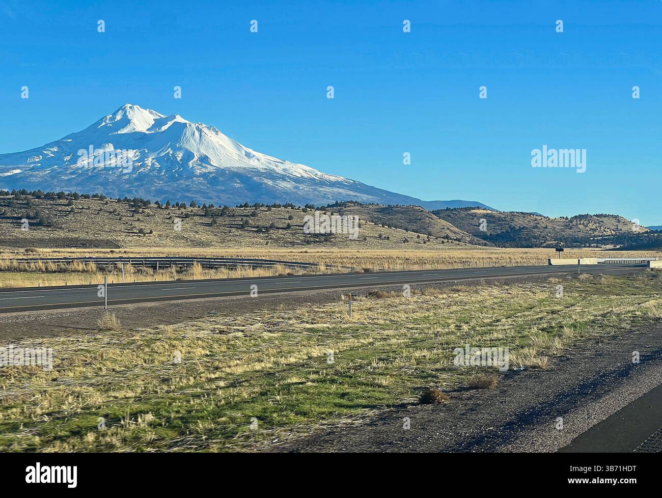 Mount shasta active stratovolcano hi-res stock photography and images ...