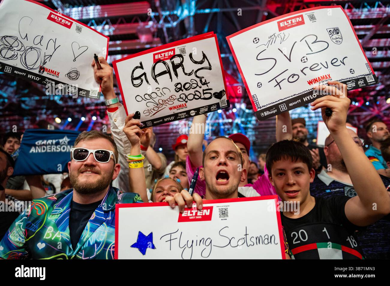 Sindelfingen, Deutschland. 04th May, 2025. Dart-Fans feiern den ...