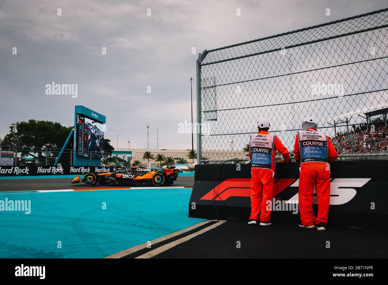 81 PIASTRI Oscar (aus), McLaren F1 Team MCL39, action marshall ...