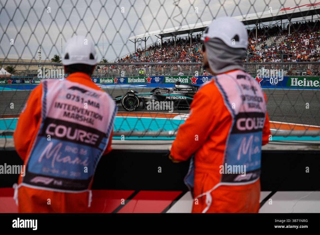 63 RUSSELL George (gbr), Mercedes AMG F1 Team W16, action marshall ...