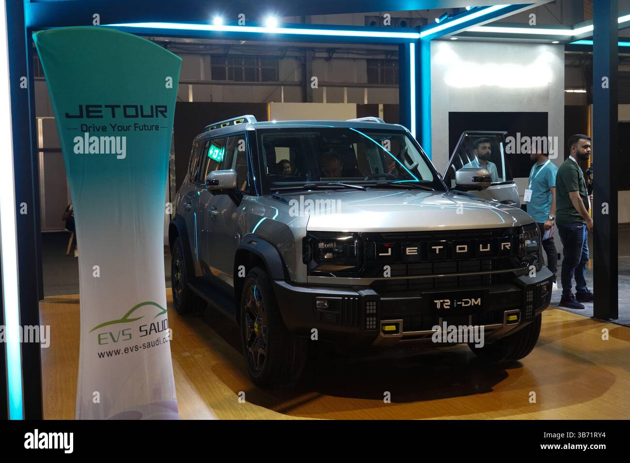(250505) -- RIYADH, May 5, 2025 (Xinhua) -- People view a car from ...
