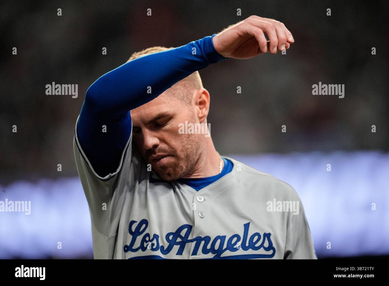 Los Angeles Dodgers first baseman Freddie Freeman (5) leaves the field ...