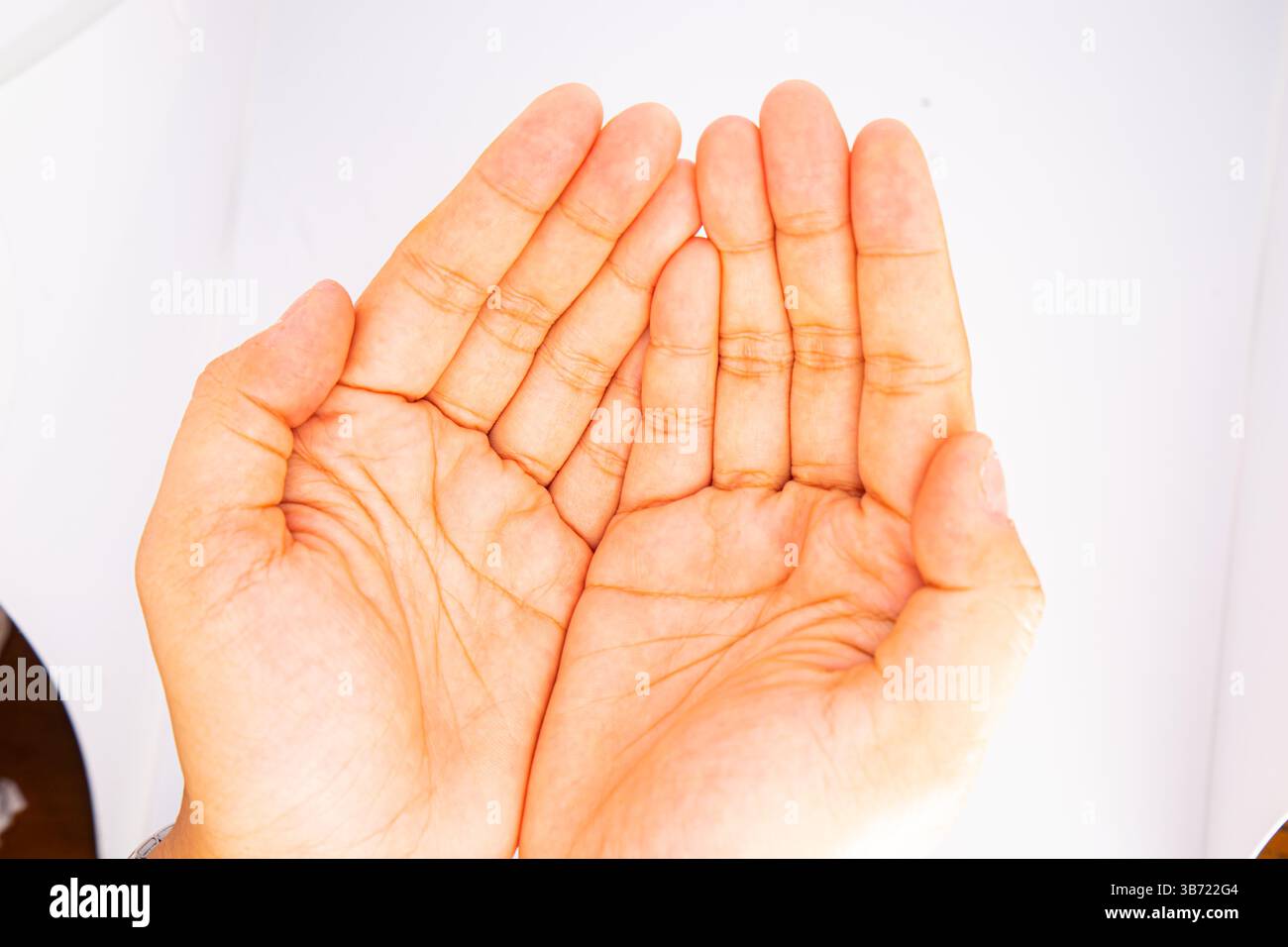 Hands cupped together hi-res stock photography and images - Alamy