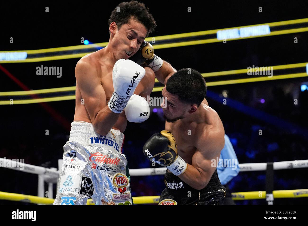 Edward Vazquez hits Rafael Espinoza in a featherweight title boxing ...
