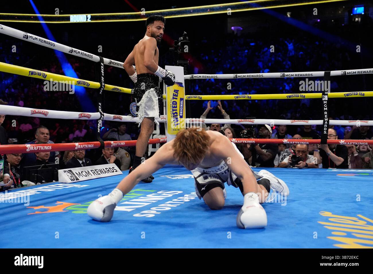 Ramon Cardenas knocks down Naoya Inoue in a junior featherweight title ...