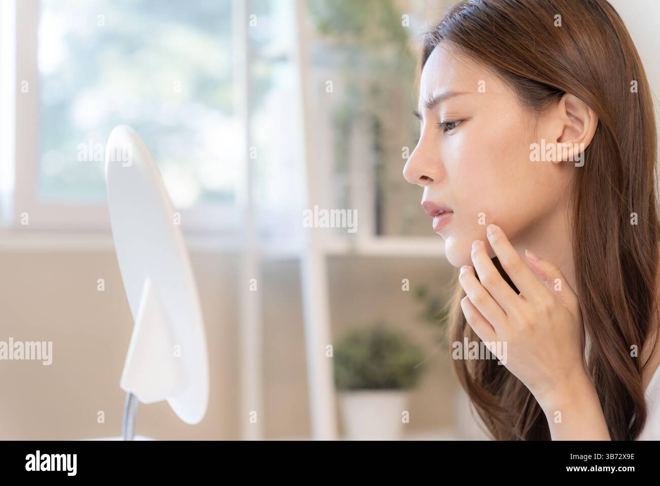 Young woman are worried about faces Dermatology and allergic to ...