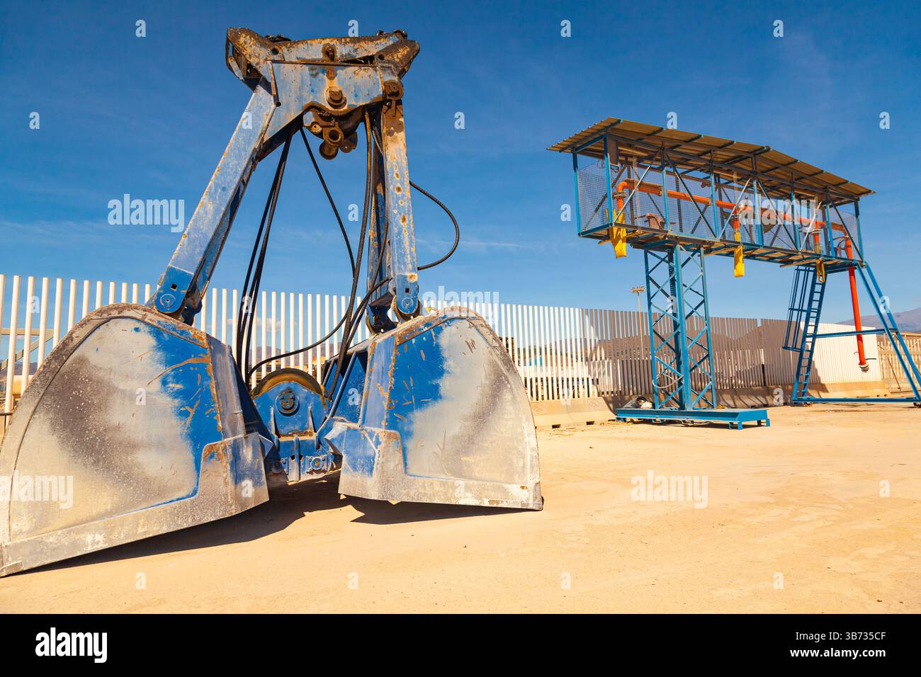 Claw bucket hi-res stock photography and images - Alamy