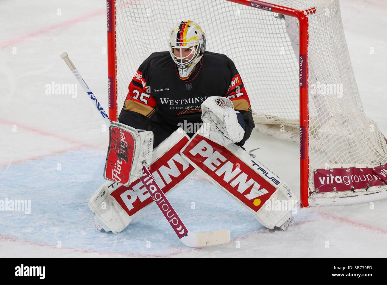 04 May 2025, North Rhine-Westphalia, Duesseldorf: Ice hockey ...