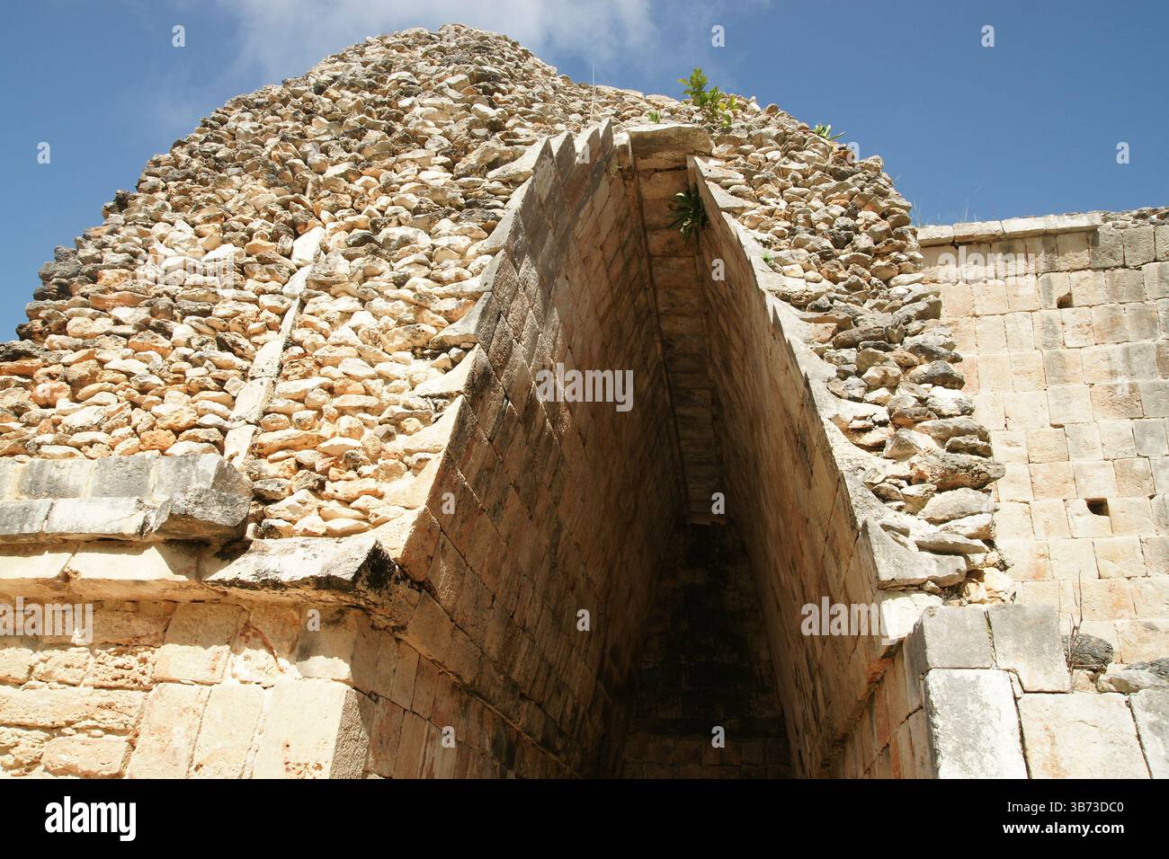 Mexico. Yucatan. Uxmal. False corbeled arch. Puuc style Stock Photo - Alamy