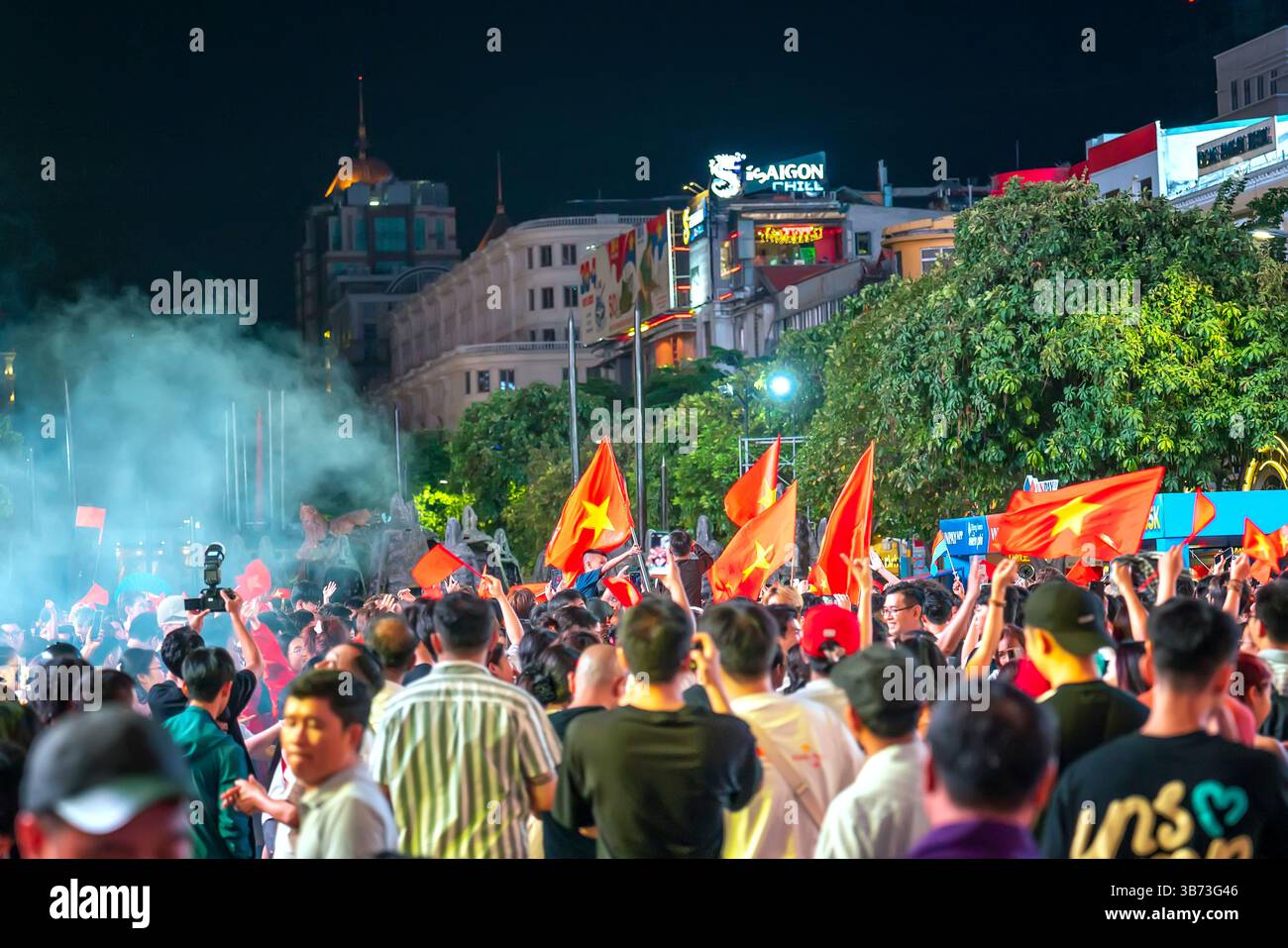 Vietnamese people flag cheering hi-res stock photography and images - Alamy