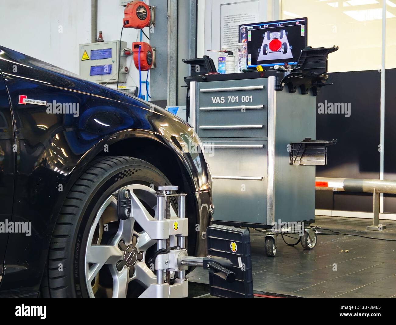 Four wheel alignment hi-res stock photography and images - Alamy