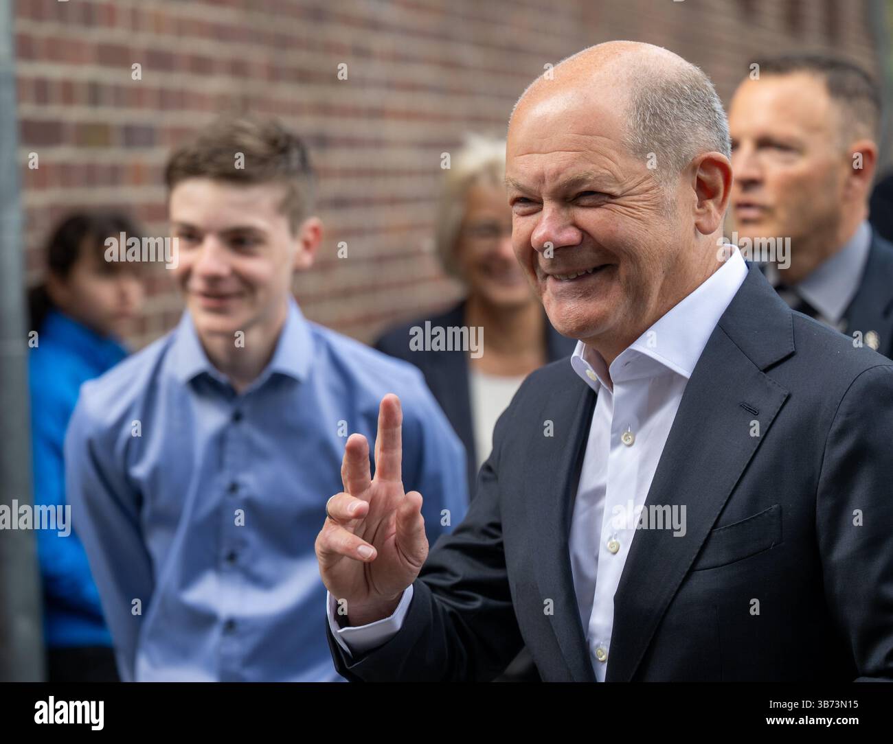 05 May 2025, Brandenburg, Eichwalde: Chancellor Olaf Scholz (SPD, r ...