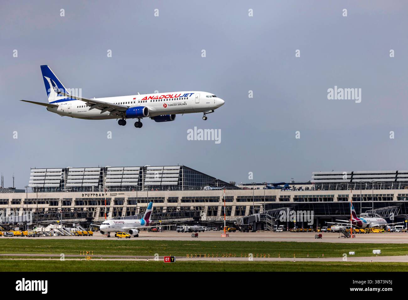 Flughafen Stuttgart mit Flugzeug. Registreirung: TC-JFM, AJet, Boeing ...