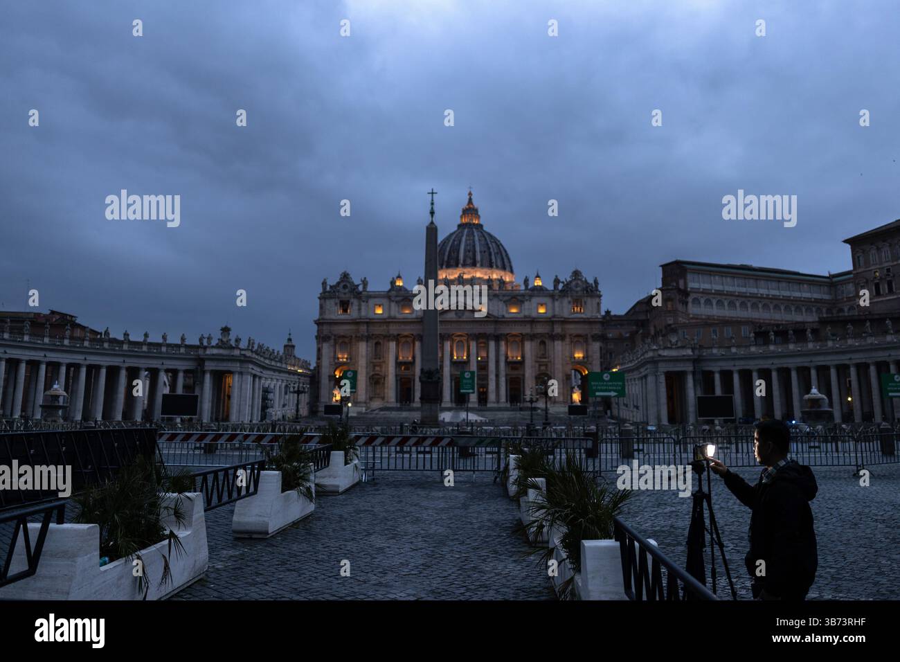 Vatikanstadt, Vatican. 05th May, 2025. A journalist films in front of ...