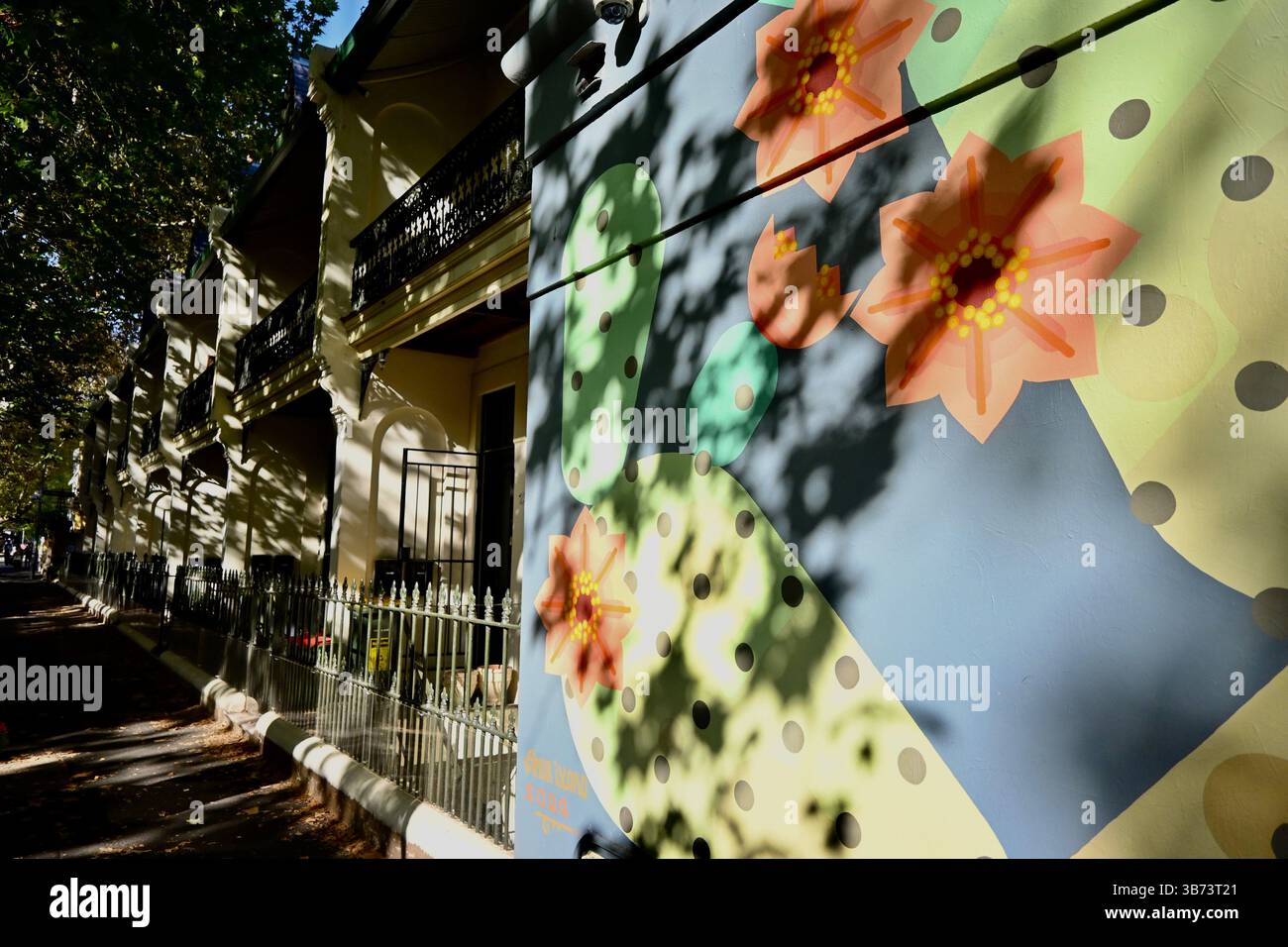 Colourful mural and houses in Kings Cross Stock Photo - Alamy