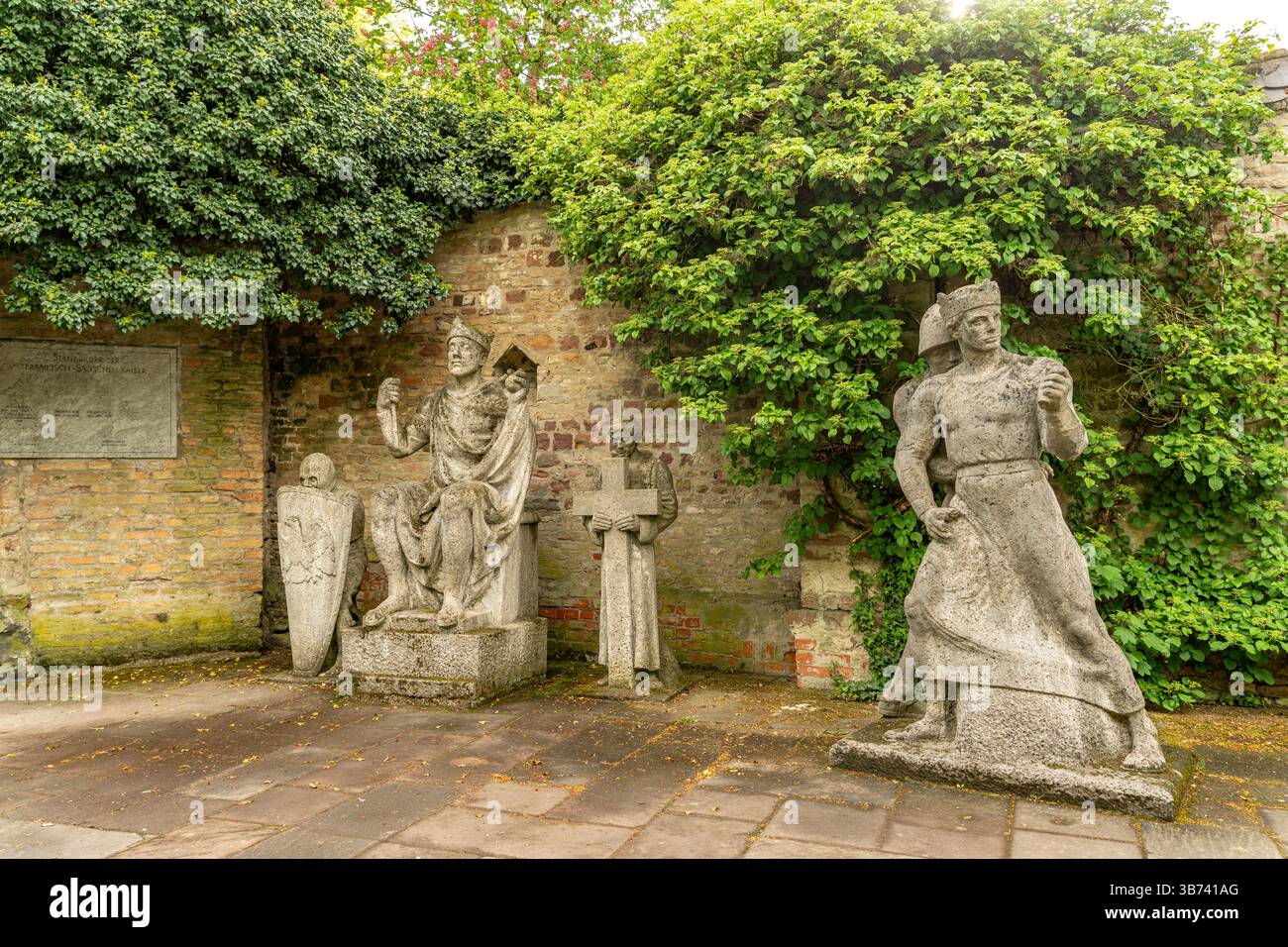 Standbilder der Fränkisch-Salischen Kaiser im Domgarten von Speyer ...