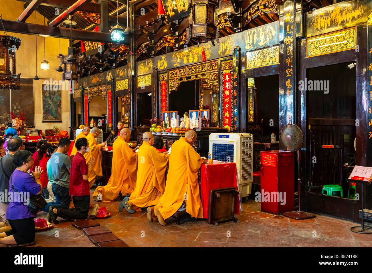 Prayer time in Cheng Hoon Teng Main Temple. Malacca China Town ...