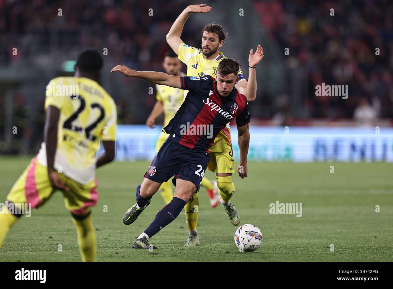 Thijs Dallinga (Bologna)Manuel Locatelli (Juventus) during the Italian ...