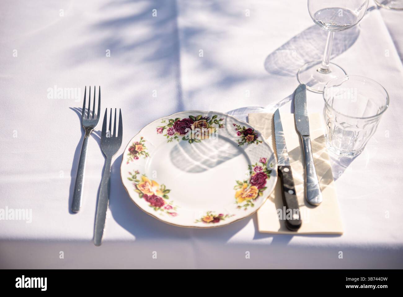 Beautifully set outdoor dining table hi-res stock photography and ...