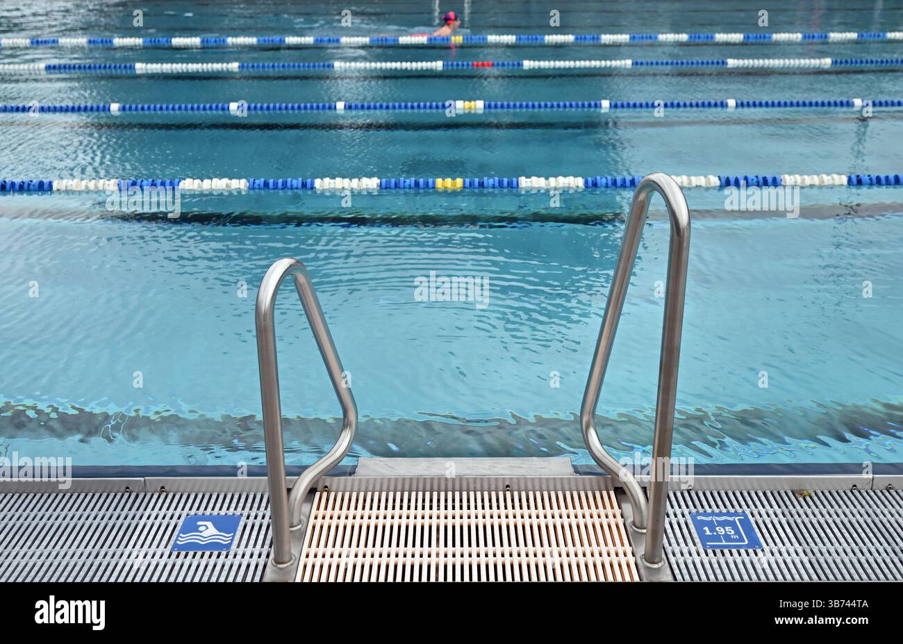 Erfurt, Germany. 05th May, 2025. A swimmer on a cool day in Erfurt's ...
