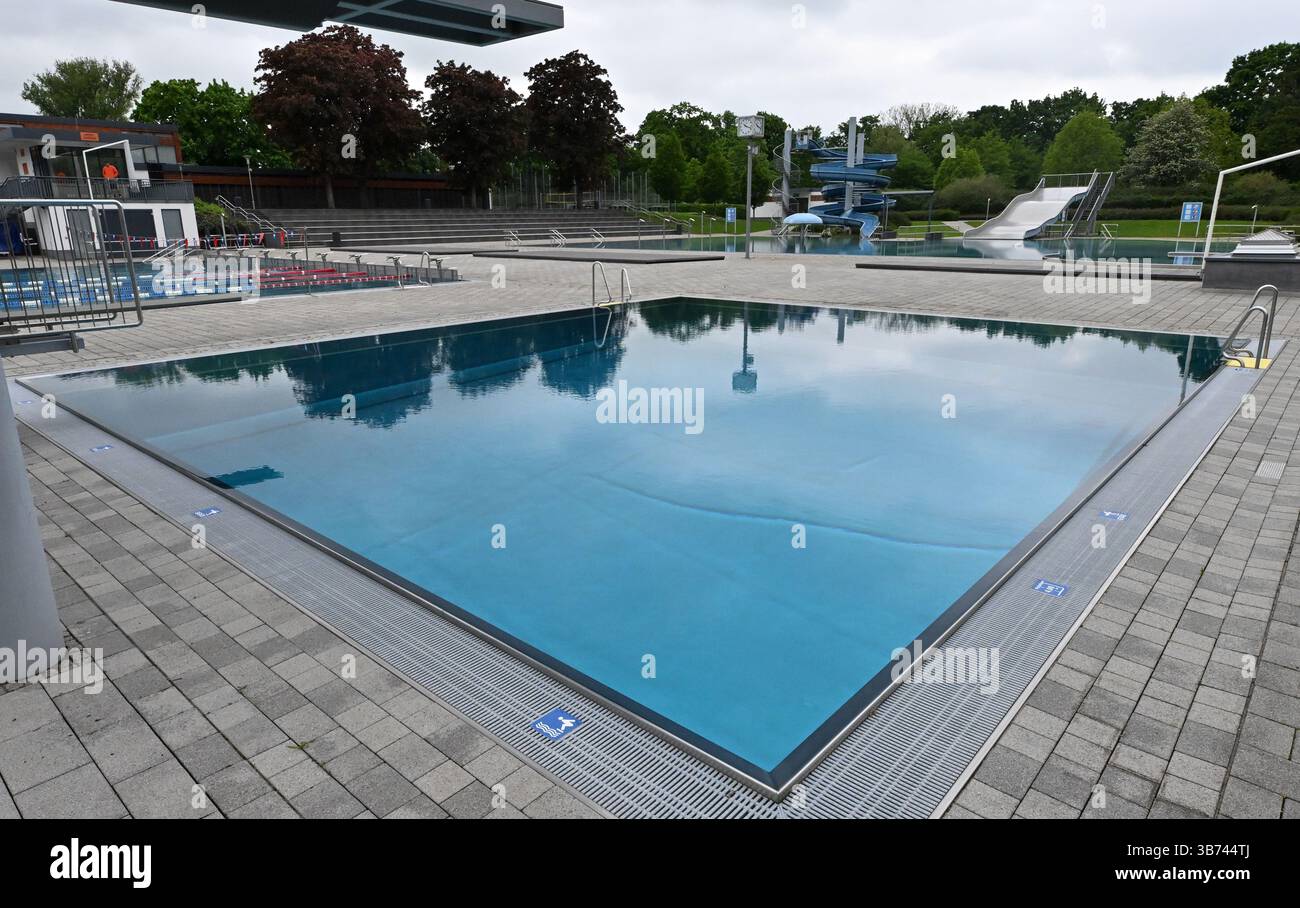 Erfurt, Germany. 05th May, 2025. The water is as smooth as glass on a ...
