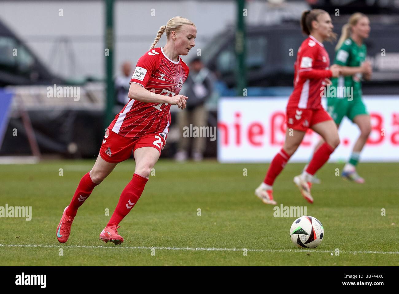 Anna Gerhardt (1. FC Köln, 21) am Ball, Einzelbild, Ganzkörper, Aktion ...
