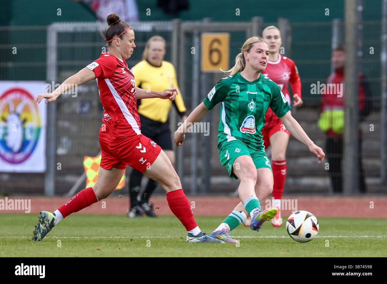 Bremen, Deutschland. 04th May, 2025. v.li.: Nicole Billa (1. FC Köln ...